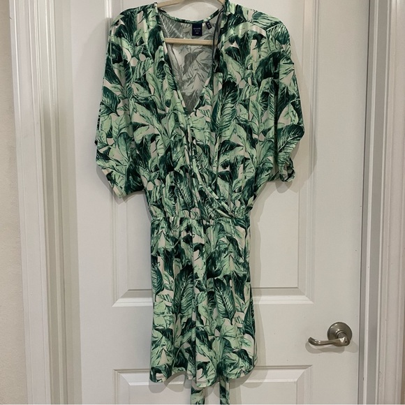 Kaari Blue | Pants & Jumpsuits | Kaari Blue Curvy Leaf Pattern Short ...